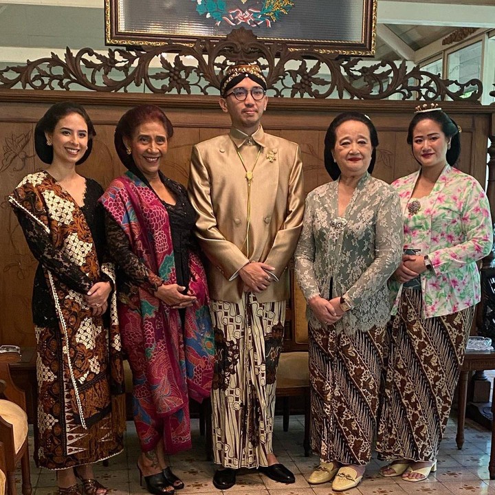 5 Potret Nadine Kaiser Putri Susi Pudjiastuti Berkebaya, Dipuji Mirip ... 5 Potret Nadine Kaiser Putri Susi Pudjiastuti Berkebaya, Dipuji Mirip ...