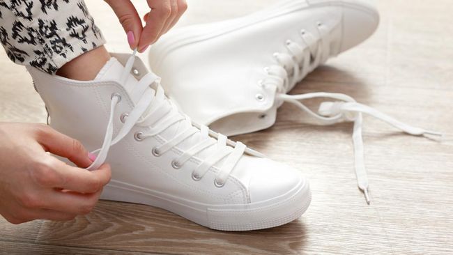 Simak 7 Cara Mencucui Sepatu Putih yang Menguning