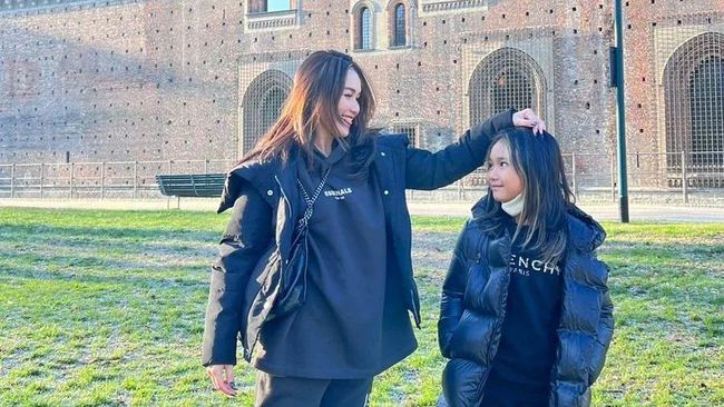 7 Potret Kompak Ayu Ting Ting dan Bliqis Liburan di Italia, Stylish ... 7 Potret Kompak Ayu Ting Ting dan Bliqis Liburan di Italia, Stylish ...