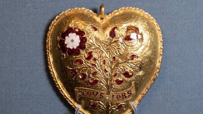 Kalung Berusia 500 Tahun Milik Raja Henry VIII Ditemukan