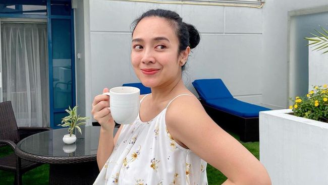 7 Potret Dea Ananda Bangga Pamerkan Postpartum Belly Pasca 8 Bulan ...