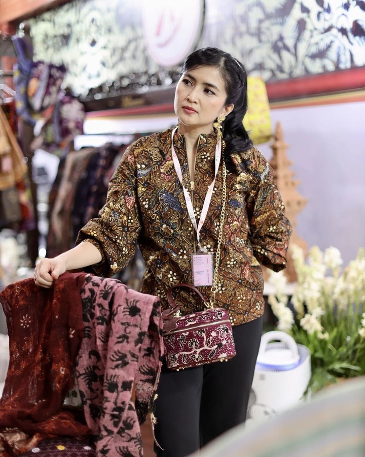 7 Potret Kadek Devie Eks Ratu FTV yang Kini Jadi Ibu Bhayangkari & Punya Anak Kembar - 5