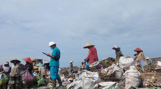 5 Potret Perjuangan Pemulung Wanita di TPA Kebon Kongok Lombok ...