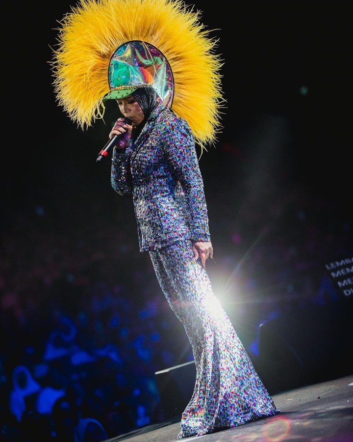 7 Potret Melly Goeslaw Manggung Bergaya Nyentrik, Tubuh Super Langsing ...