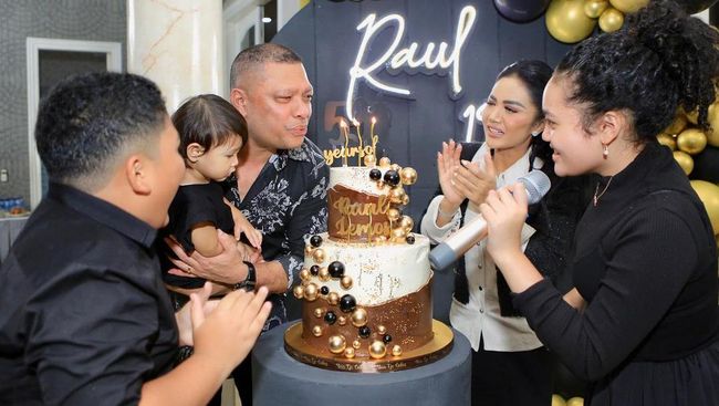 7 Potret Perayaan Ultah Raul Lemos, Aurel Beri Ucapan Selamat - Foto 1