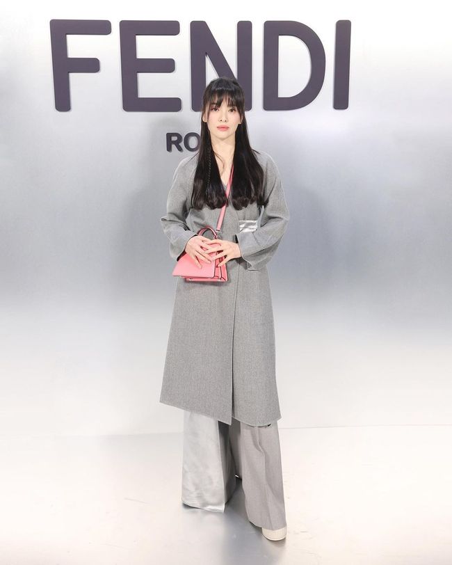 Potret Menawan Song Hye Kyo Saat Menghadiri Fendi Show di Milan, Tampil Manis dan Awet Muda!