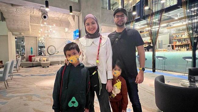 7 Potret Revalina S Temat Bareng Suami & Anak, Kini Kembali Main ...
