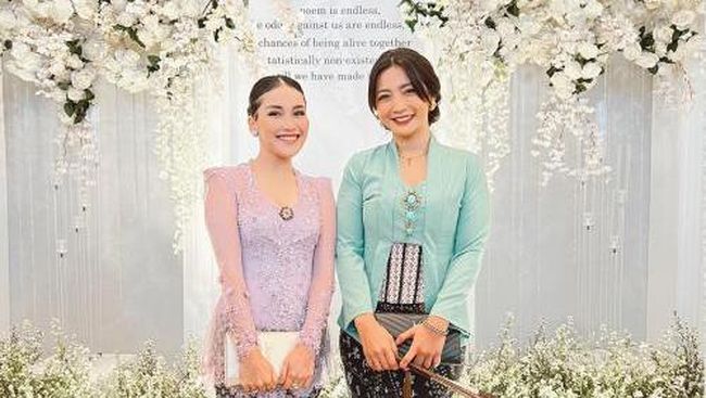 Hesty Purwadinata dan Ayu Ting Ting Kompak Bawa Anak Nonton BLACKPINK