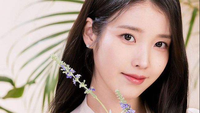 Pancarkan Aura Imut hingga Anggun, Intip Transformasi Gaya Rambut IU ...