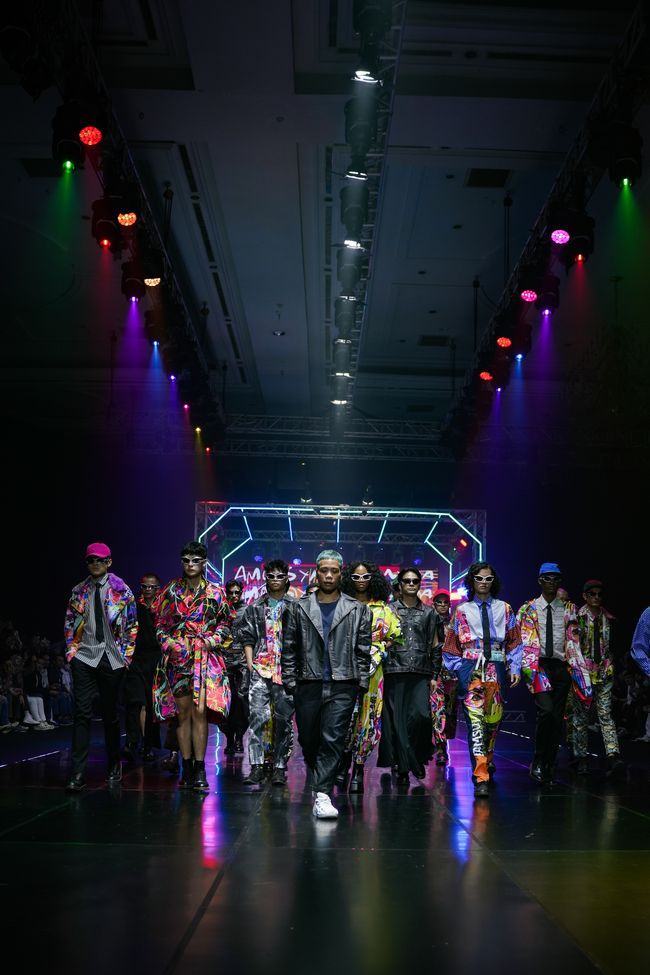 Ekspresif dan Penuh Warna, Simak Kreasi Desainer di Jakarta Auto Runway ...