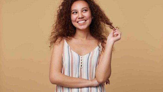 Mudah Dilakukan, Ini 5 Cara Merawat Rambut Curly Agar Tetap Memesona
