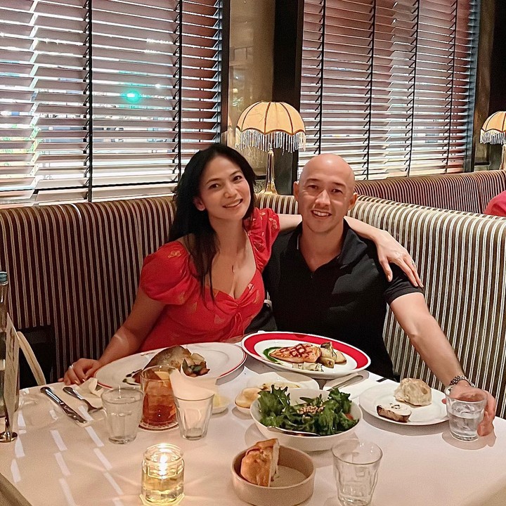 7 Potret Kinaryosih dan Suami Bule, 12 Tahun Menikah Tetap Mesra - 4