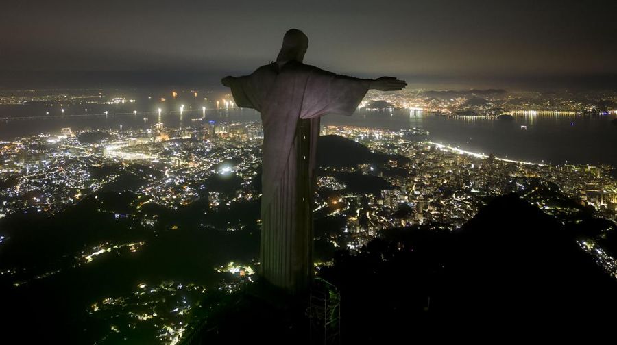 Penampakan Patung Kristus Penebus Usai Earth Hour - Foto 2