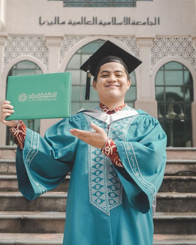 Cerita Anak Adopsi Abaikan Ejekan dengan Prestasi, Banjir Penghargaan Bun