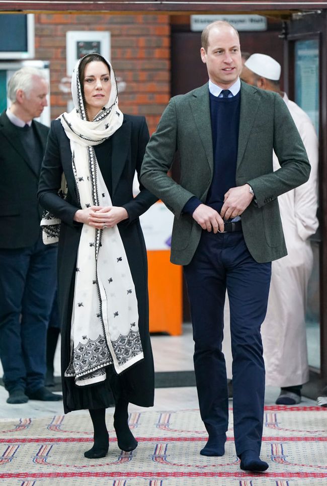 Gaya Kerudung Kate Middleton di Kunjungan ke Muslim Centre, Santun dan ...