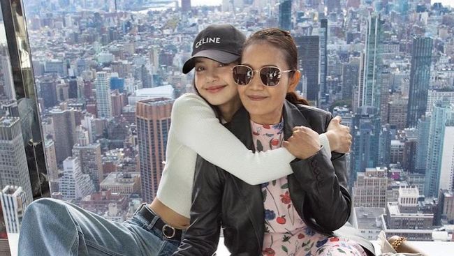 7 Potret Lisa BLACKPINK dan Ibunda Asal Thailand, Kerap Liburan Bareng - Foto 1