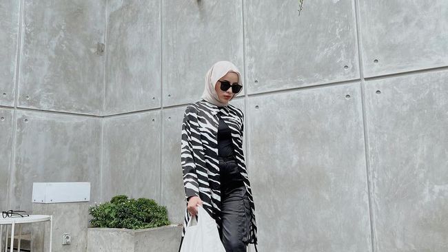 Inspirasi Gaya Fashion Anti Gagal Untuk Bukber Reuni, Monochrome Style ...