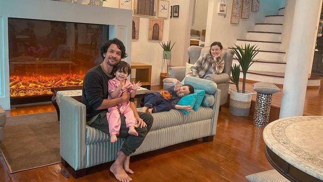 7 Potret Kimberly Rider & Suami Urus Dua Anak Tanpa Nanny: Kasih Sayang ...