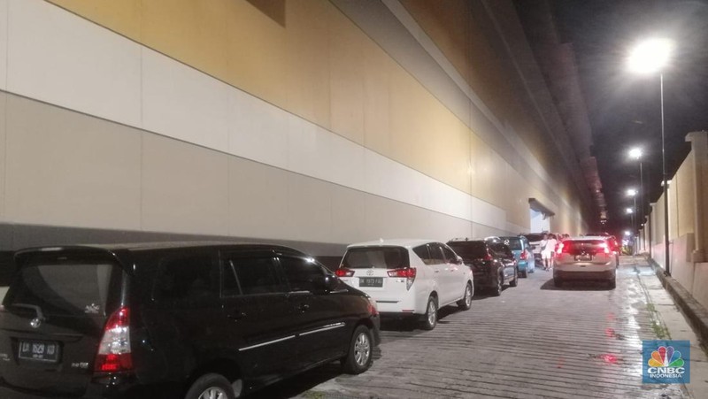 Antrean Mobil Mengular Midnight Sale Transmart Pontianak - Foto 2