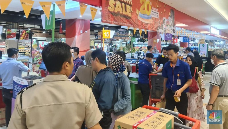Antrean Mobil Mengular Midnight Sale Transmart Pontianak - Foto 2