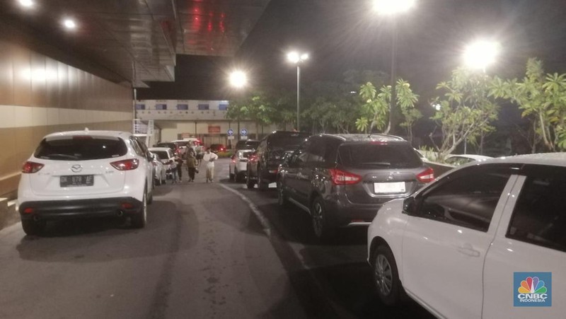 Antrean Mobil Mengular Midnight Sale Transmart Pontianak - Foto 2