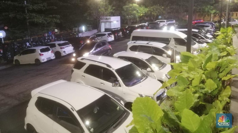 Antrean Mobil Mengular Midnight Sale Transmart Pontianak - Foto 2