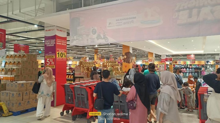 11 Potret Pengunjung Serbu Gelaran Transmart Midnight Sale di Seluruh ...
