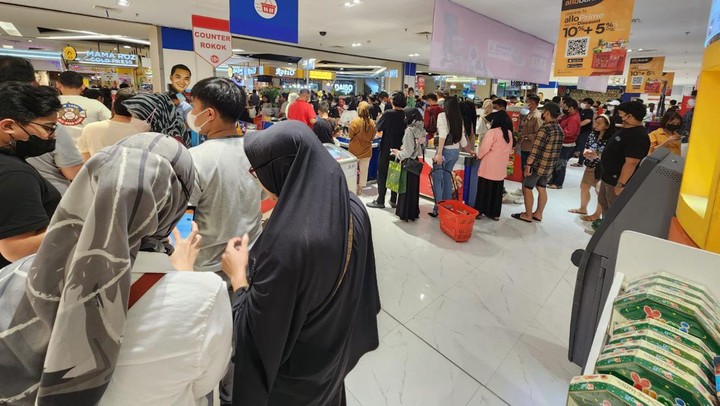 11 Potret Pengunjung Serbu Gelaran Transmart Midnight Sale di Seluruh ... 11 Potret Pengunjung Serbu Gelaran Transmart Midnight Sale di Seluruh ...
