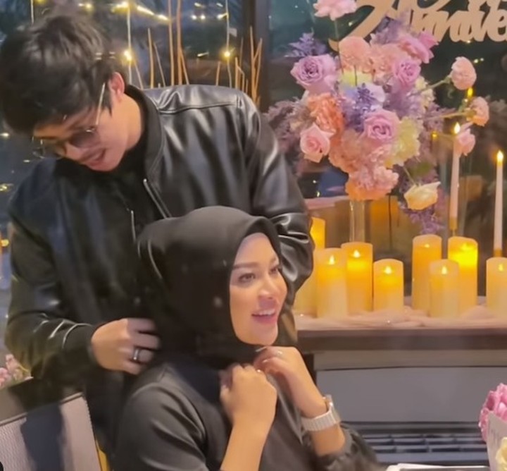 7 Potret Anniversary ke-2 Aurel dan Atta, Diberi Buket Bunga Raksasa ...