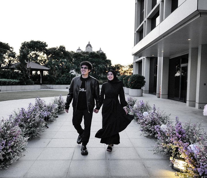 7 Potret Anniversary ke-2 Aurel dan Atta, Diberi Buket Bunga Raksasa ...