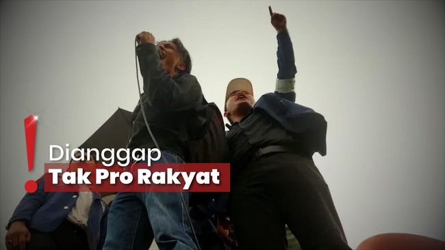 Demo Tolak UU Cipta Kerja, Jefri Nichol Lempar Tikus Mati ke Gedung DPR