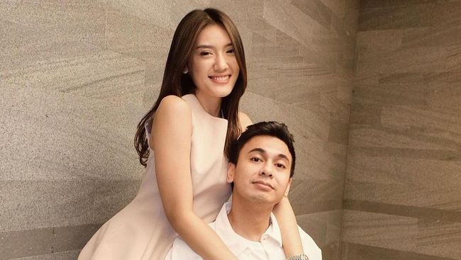 7 Potret Anissa Aziza Bareng Raditya Dika Bikin Heboh Followers - Foto 1