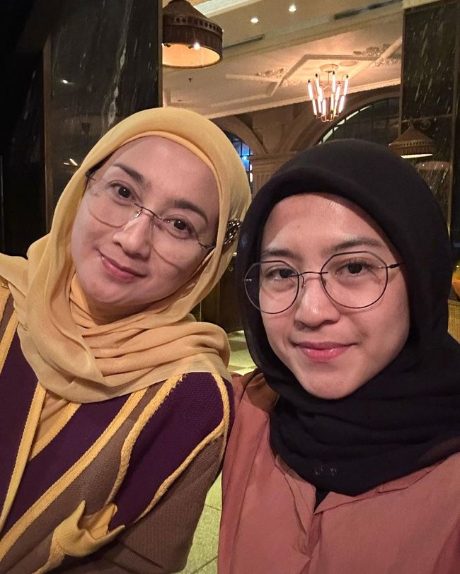 Bagikan Selfie Tanpa Make Up dengan Putrinya, Desy Ratnasari Dipuji ...