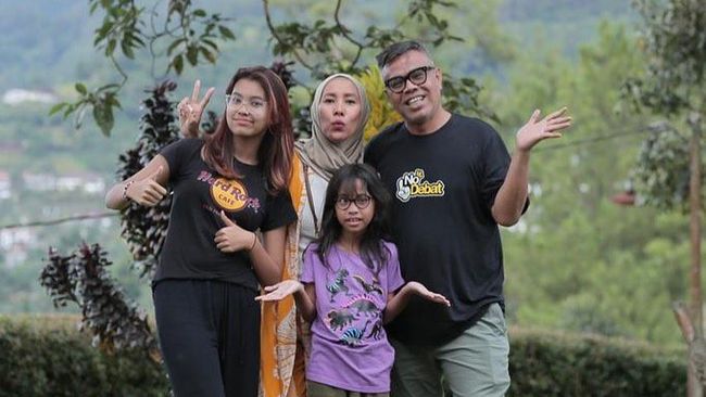 7 Potret Harmonis Abdel Achrian Bersama Istri dan Anak-anak