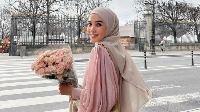 Tiru Gaya Hamidah Rachmayanti dengan Gamis Pastel untuk Outfit Buka Bersama