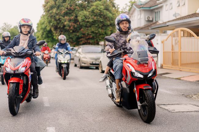 Usia Berapa Bayi Boleh Diajak Naik Motor?