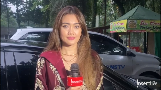 Nyekar ke Makam Julia Perez, Nia Anggia Ungkap Kenangan Manis Saat ...