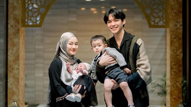 7 Potret Ekspresi Kaba Anak Dinda Hauw saat Coba MPASI Masakan Sang ...