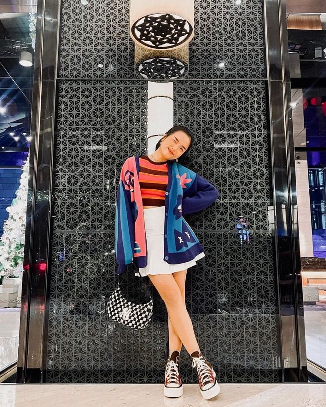 Sontek Outfit ala Fuji untuk Inspirasi Gaya saat Reuni bareng Teman di ...