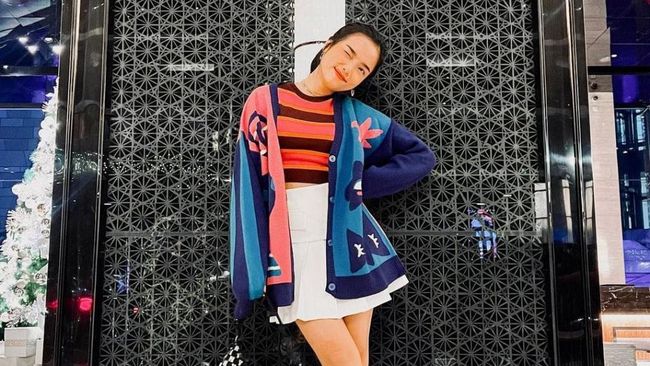 Sontek Outfit ala Fuji untuk Inspirasi Gaya saat Reuni bareng Teman di ...