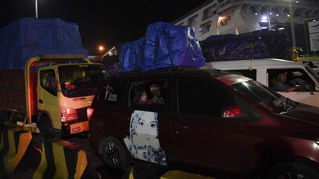 Jalur Mudik Menuju Ciwandan Macet Total, Truk Tertahan 12 Jam Jalur Mudik Menuju Ciwandan Macet Total, Truk Tertahan 12 Jam