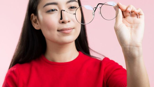 Ini Tips Mudah untuk Membersihkan Kacamatamu Agar Awet dan Nyaman Dipakai