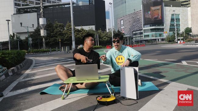 FOTO: Melompat, Bekerja, Hingga Yoga di Jalanan Sepi Jakarta FOTO: Melompat, Bekerja, Hingga Yoga di Jalanan Sepi Jakarta