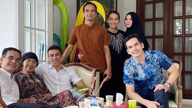 Momen Hangat Ananda Lontoh dan Istri Teddy Syach Saat Lebaran