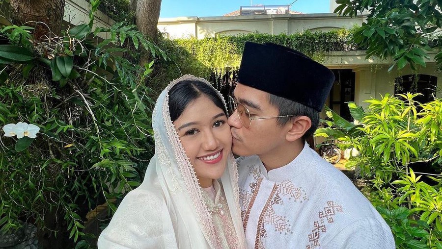 8 Potret Mesra Erina Gudono & Kaesang Pangarep Perdana Lebaran Bareng