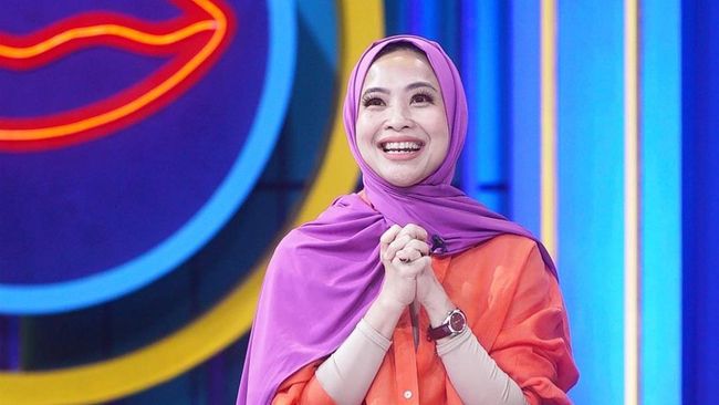 7 Potret Penampilan Baru Feni Rose dengan Hijab, Tak Lepas Sejak Pulang Umrah - Foto 1