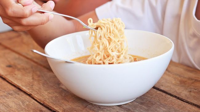 Usia Berapa Anak Boleh Makan Mi Instan? Kenali Bahaya & Cara Mencegah ...