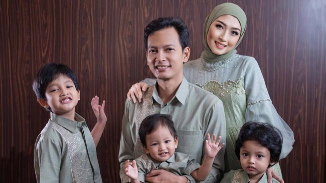 5 Potret Terbaru Fedi Nuril Bareng Istri & 3 Anak, Jauh dari Gosip 7 ... 5 Potret Terbaru Fedi Nuril Bareng Istri & 3 Anak, Jauh dari Gosip 7 ...