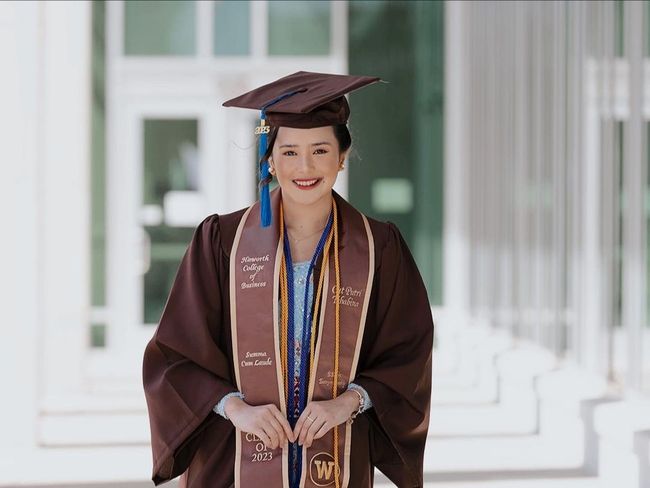 Wisuda S1 di Amerika, Beby Tsabina Anggun Pakai Kebaya