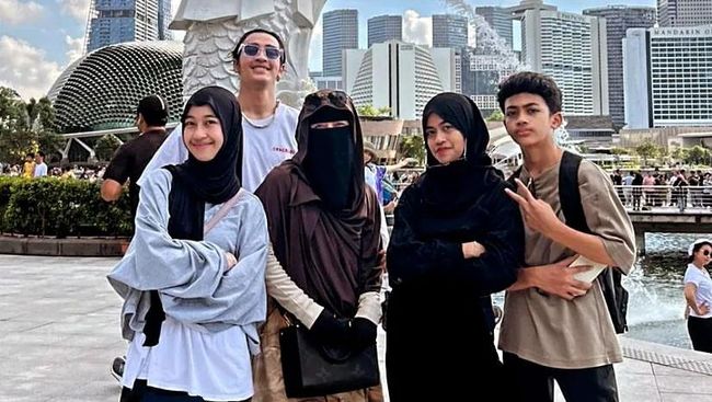 7 Potret Umi Pipik Diajak Liburan ke Singapura oleh Anak-anaknya, Adiba ...